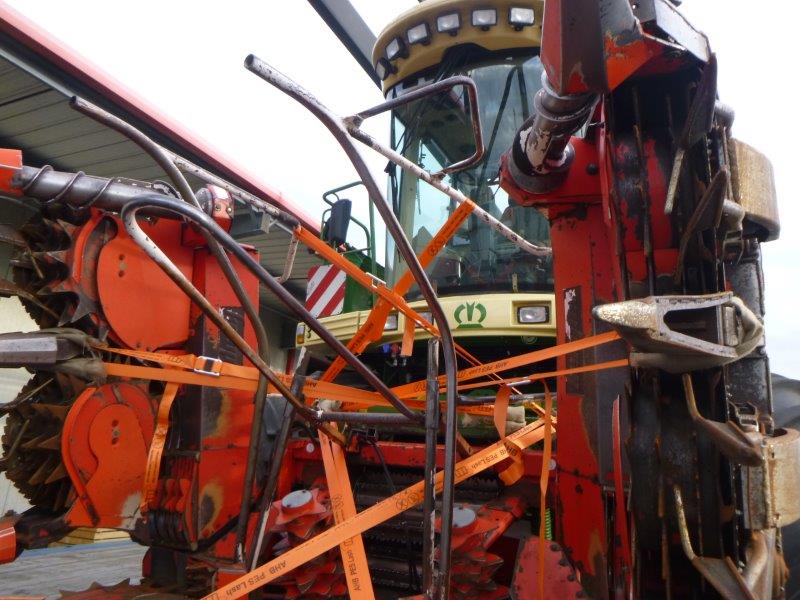 A corn harvester on its way to china - BRELOG GmbH